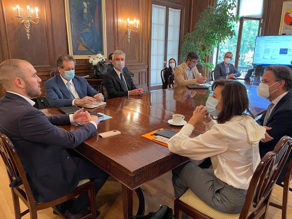 Martín Guzmán y Miguel Pesce se reunieron con el staff del FMI - El ...