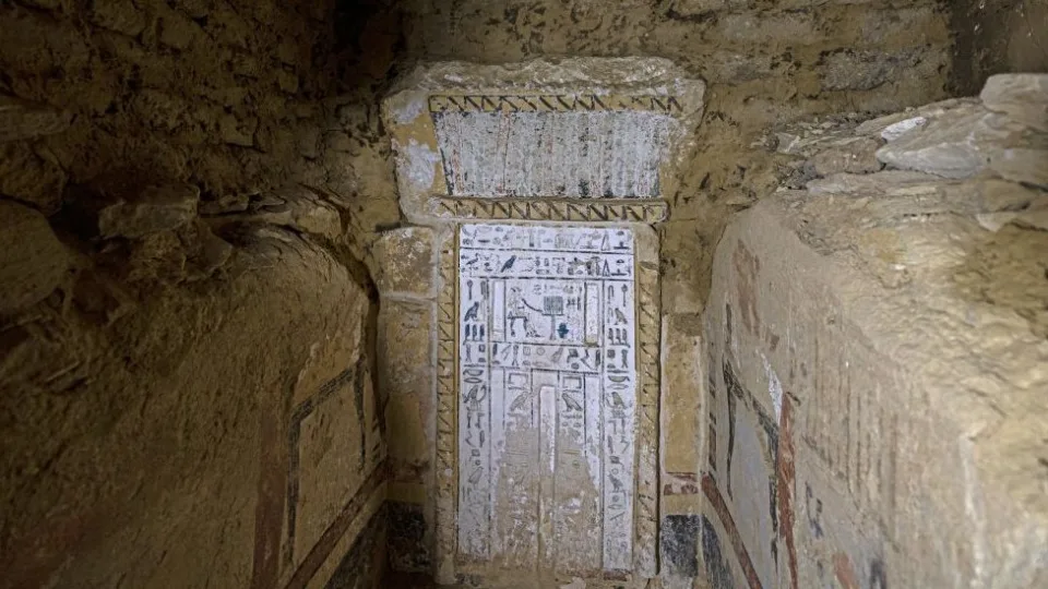 Impactantes hallazgos en Egipto: una momia cubierta en oro y una ciudad ...