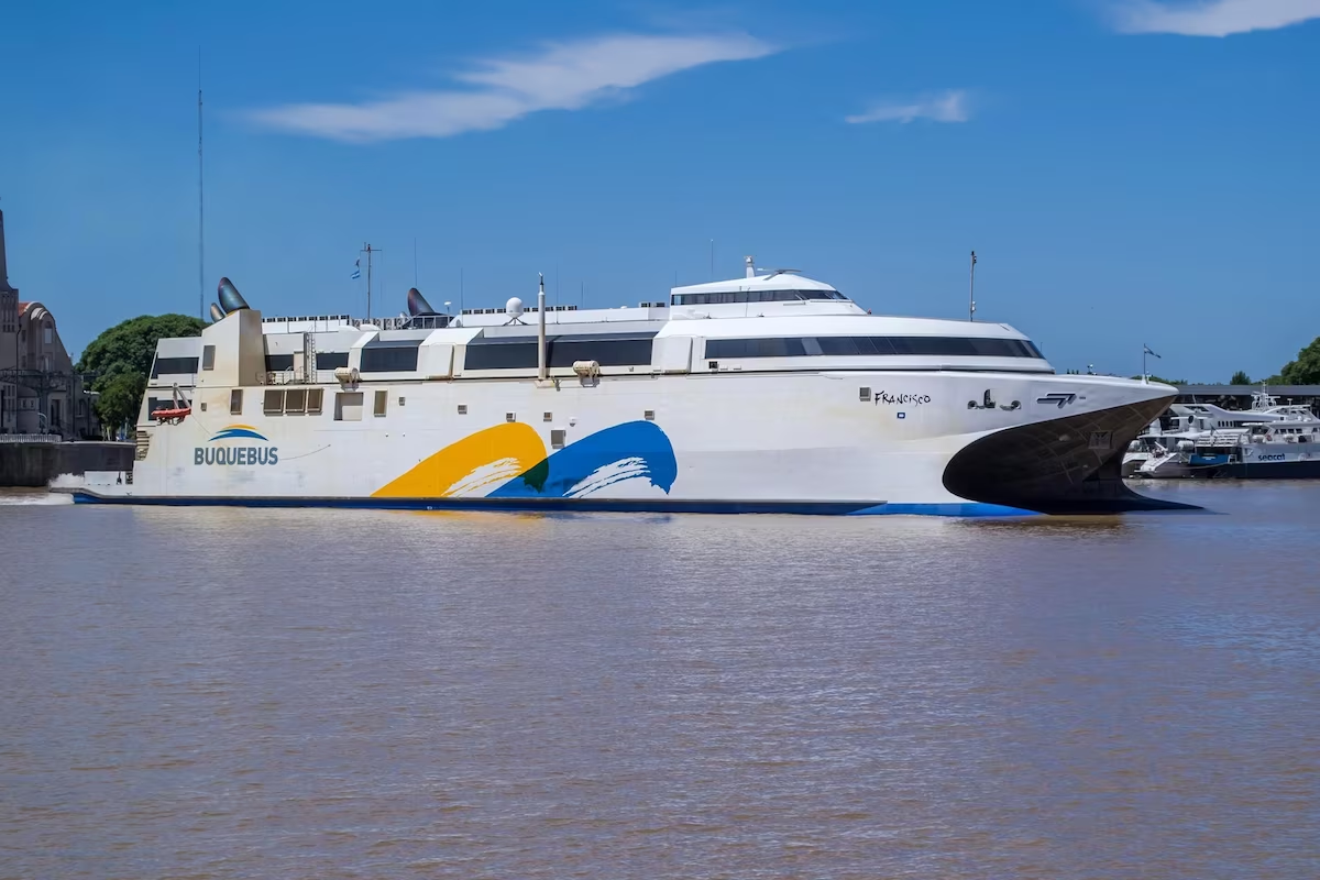 Encalló un barco de Buquebus en un banco de arena: llevaba más de 400 ...