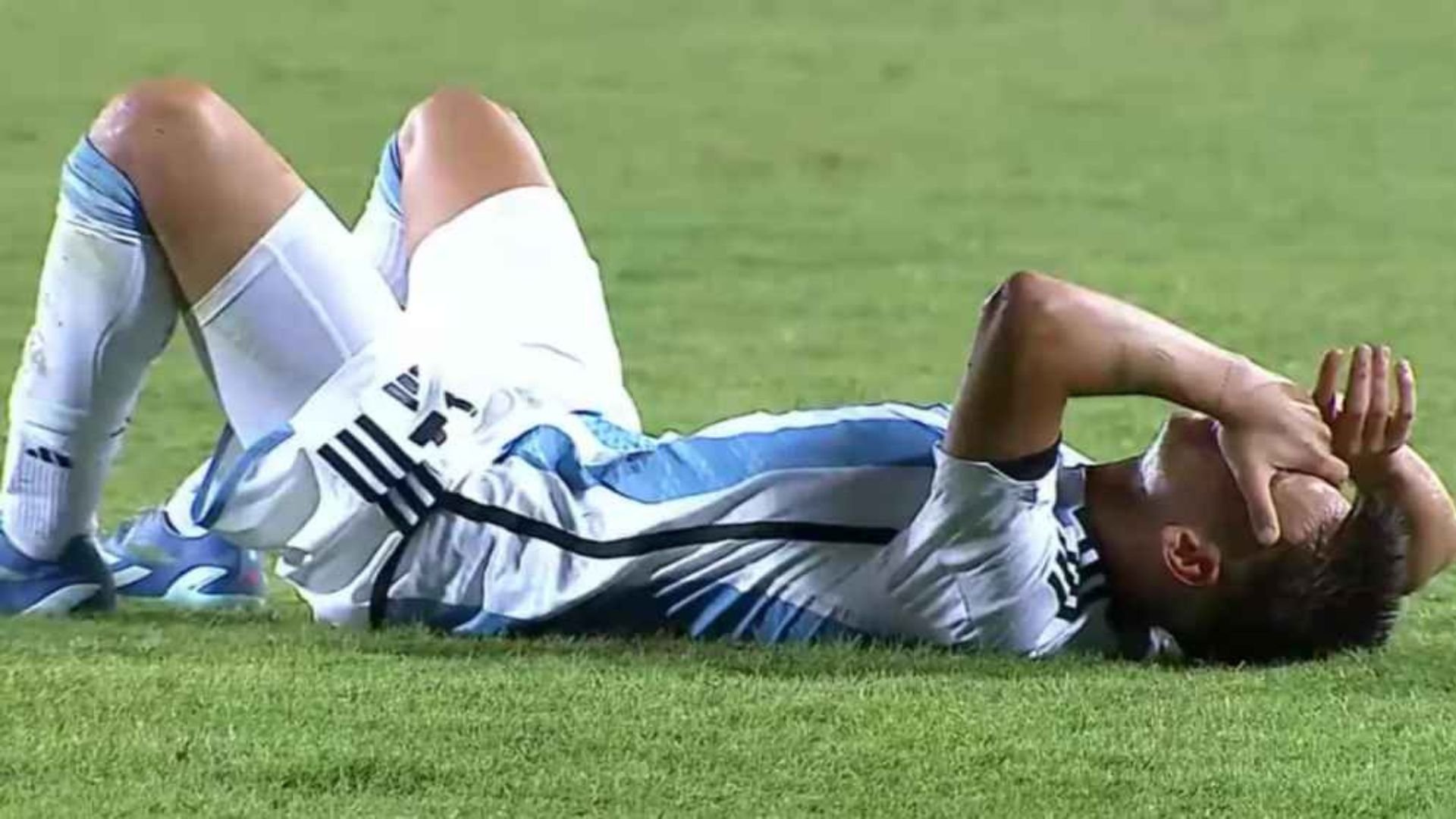 El susto del "Diablito" Echeverri en pleno partido entre Argentina ...