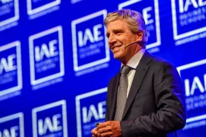 Caputo promete baja de impuestos y dice que "Argentina será la estrella ...
